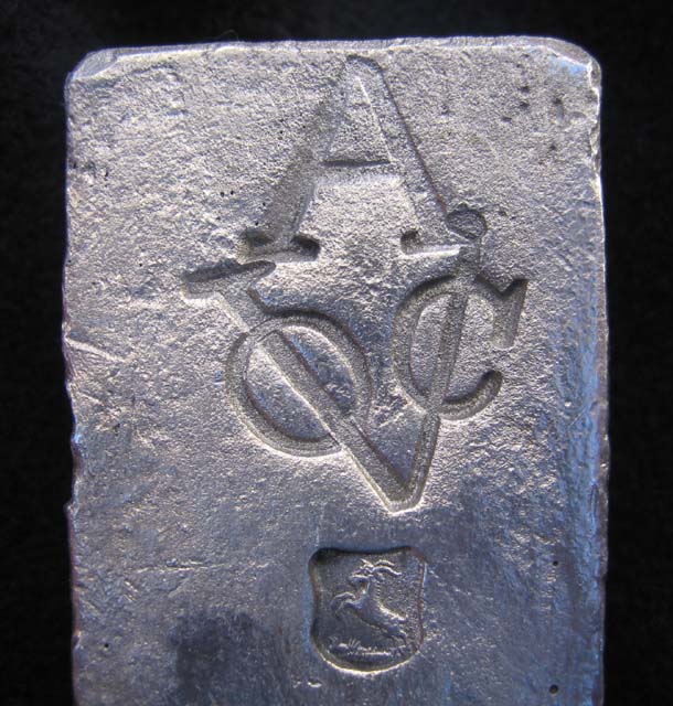 Treasure from the VOC shipwreck of the ROOSWIJK_silver ingots & eight reales